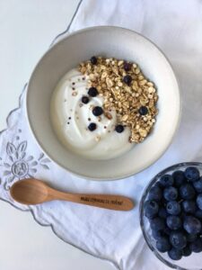 Fruštek granola borovnice in kvinoja MAXI 1kg - Zlata Ptička
